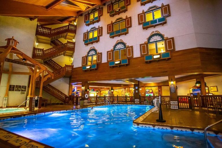12 Thrilling Indoor Water Parks Around Michigan & The Best Waterpark ...