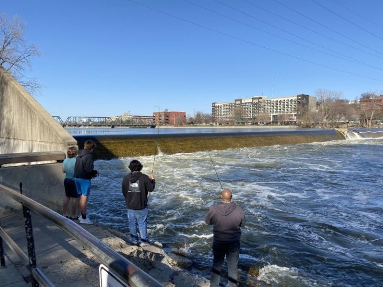 This 2.5-Mile Grand Rapids Riverwalk Takes Your Family to the Hidden ...