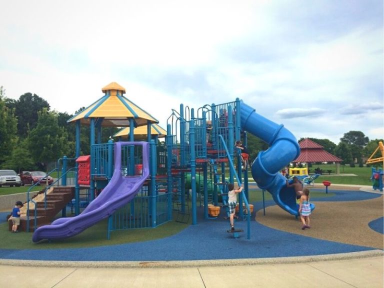 Maplewood Park has a Splash Pad, Playground & Fishing Pond. Now, Non ...